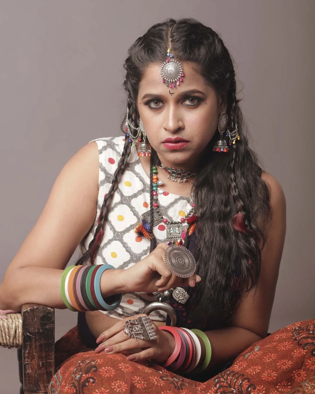 Sadhika Venugopal: എന്റമ്മോ... എന്താ നോട്ടം! പുത്തൻ ലുക്കുമായി സാധിക ...