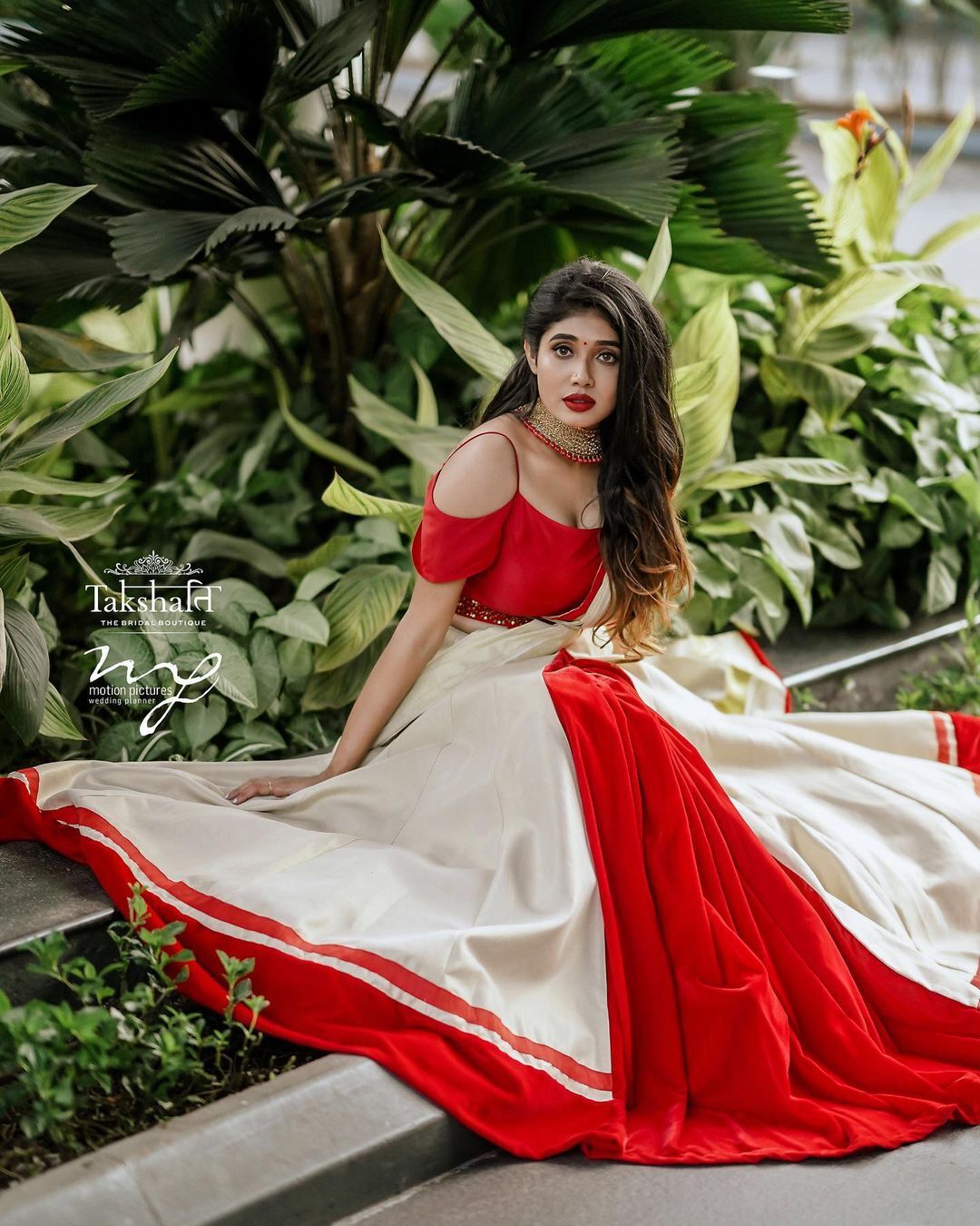 Alasandra Johnson: സൂപ്പർ ഗ്ലാമറസ് ലുക്കിൽ അലസാന്ദ്ര ജോൺസൺ... സാരിയിൽ പാർട്ടി ലുക്കിൽ ബിഗ് ബോസ് ...