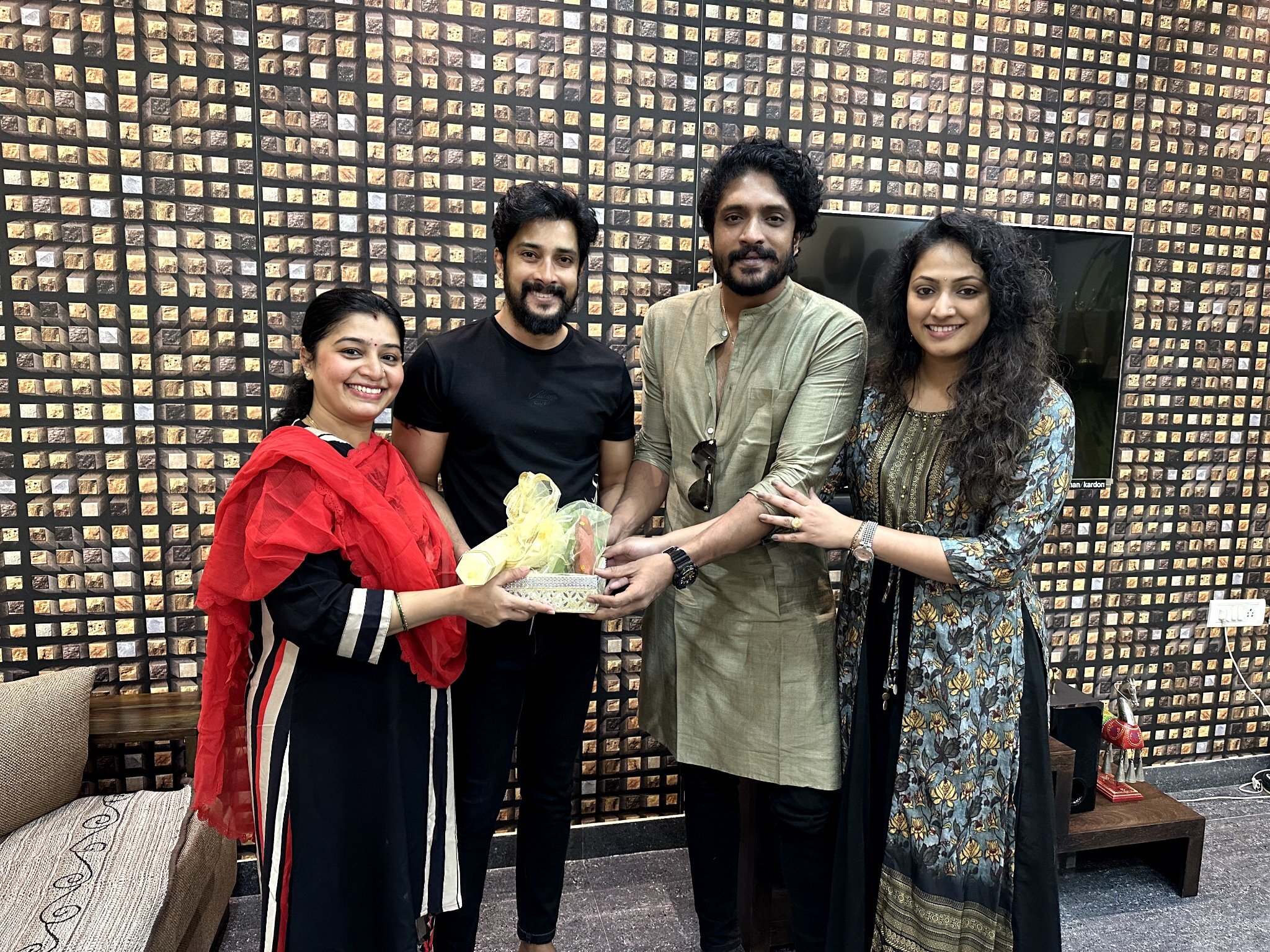 Hari Priya & Vasishta N. Simha Invites For Their Wedding - Oneindia