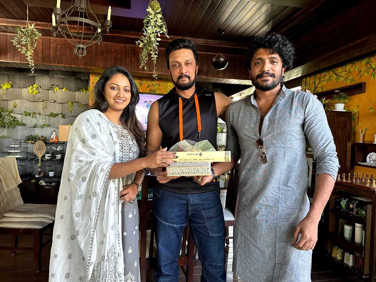 Hari Priya & Vasishta N. Simha Invites For Their Wedding - Oneindia