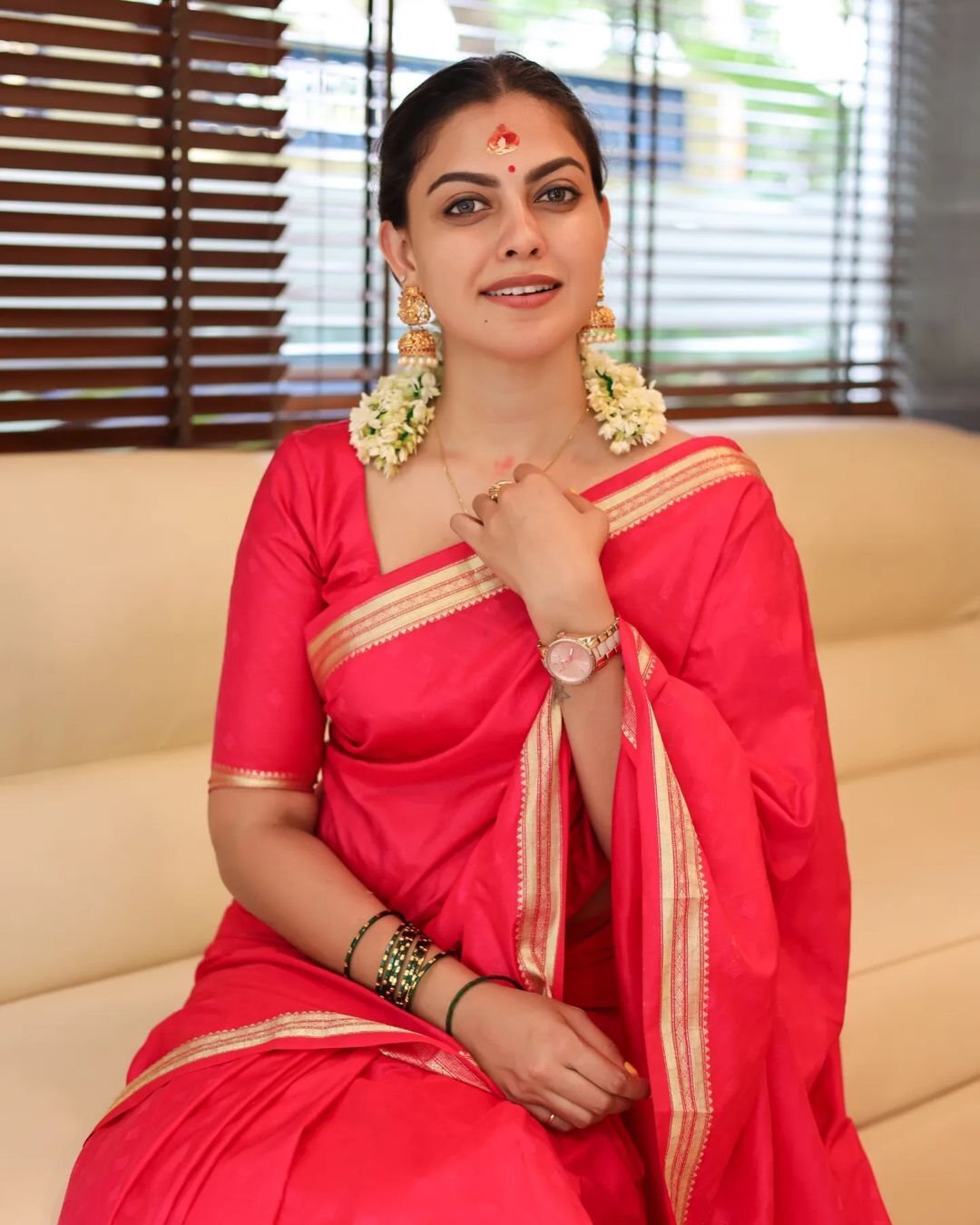Anusree: റെഡിൽ തിളങ്ങി അനുശ്രീ... ചിത്രങ്ങളിൽ നിന്നും കണ്ണെടുക്കാൻ കഴിയുന്നില്ലെന്ന് ആരാധക ...