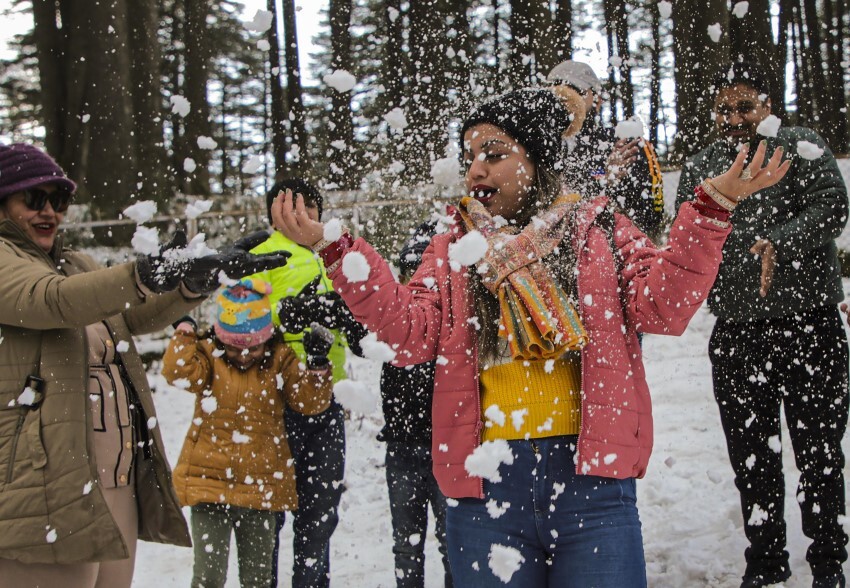 People Enjoy Snow fall In Hilly Region 2023; See Viral Photos - Oneindia
