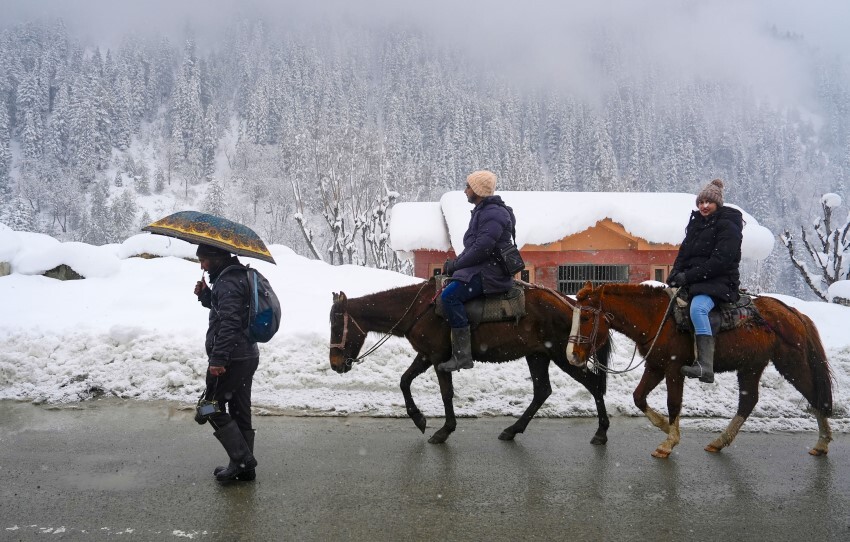 People Enjoy Snow fall In Hilly Region 2023; See Viral Photos - Oneindia