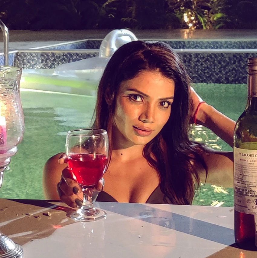 photos : பிளாக் டிரஸ்ஸில் தாறுமாறு போஸில் தெறிக்கவிடும் பாலக் சிங்.. கலக்கலான லேட்டஸ்ட் பிக்ஸ் ...