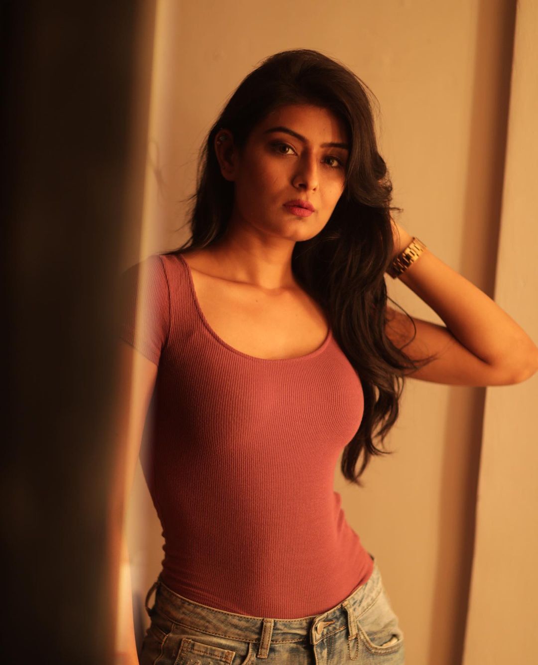 photos : ஷர்ட்ட கழட்டி மாஸ் போஸ் கொடுத்த ஹேமான்ஷி ரூபாரெலின் ...