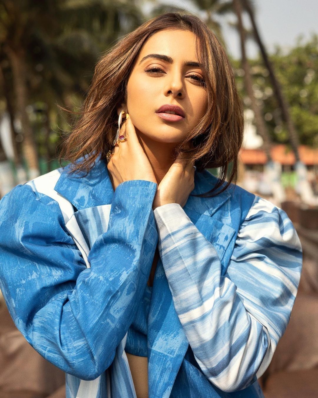 मिनी स्कर्ट पहने रकुल प्रीत के स्टाइलिश अंदाज ने फैंस का चुराया दिल ...