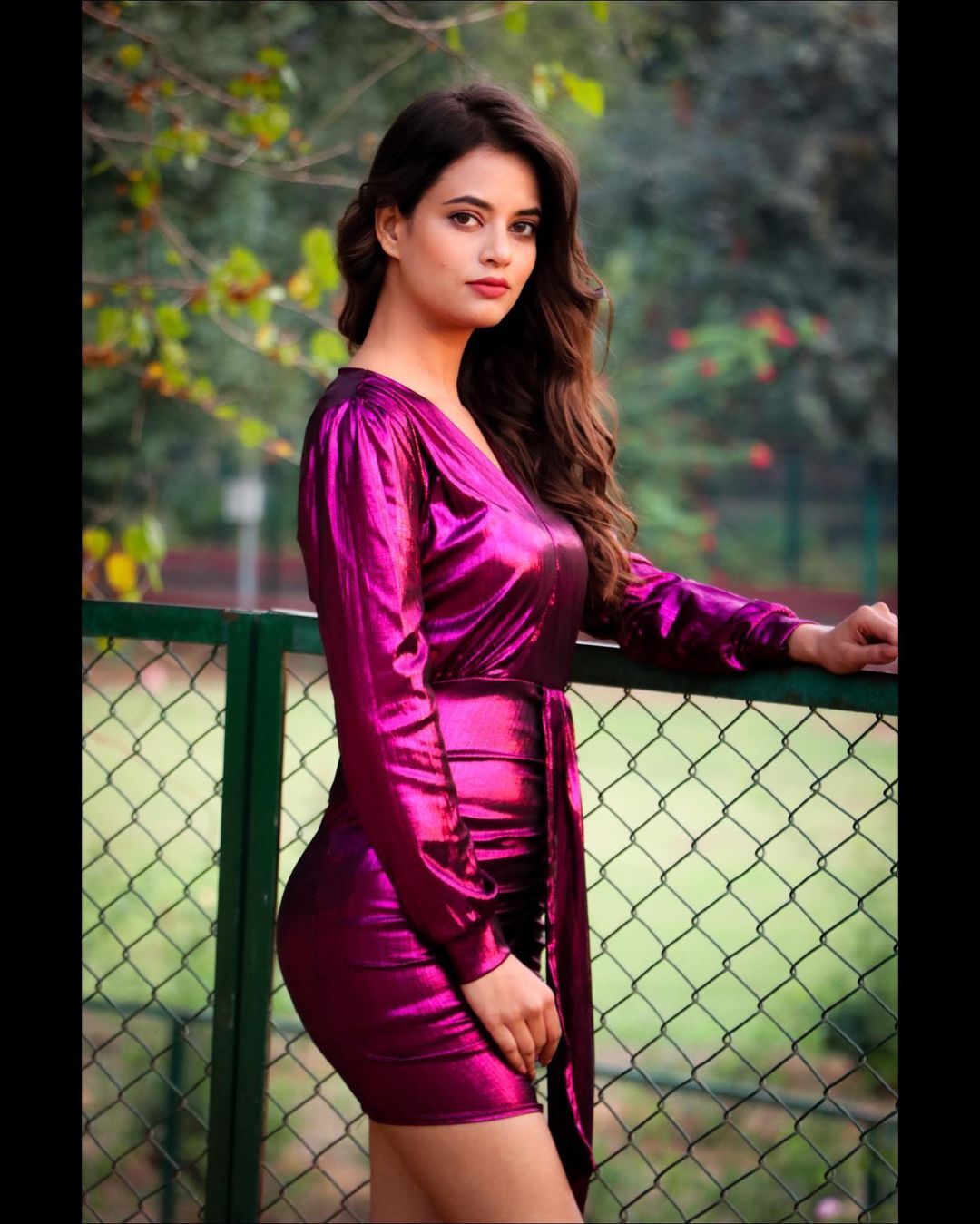 photos : டைட் கவுனில் வசீகரிக்கும் பார்வை.. நடிகை தனு சௌத்ரியின் நச் ...