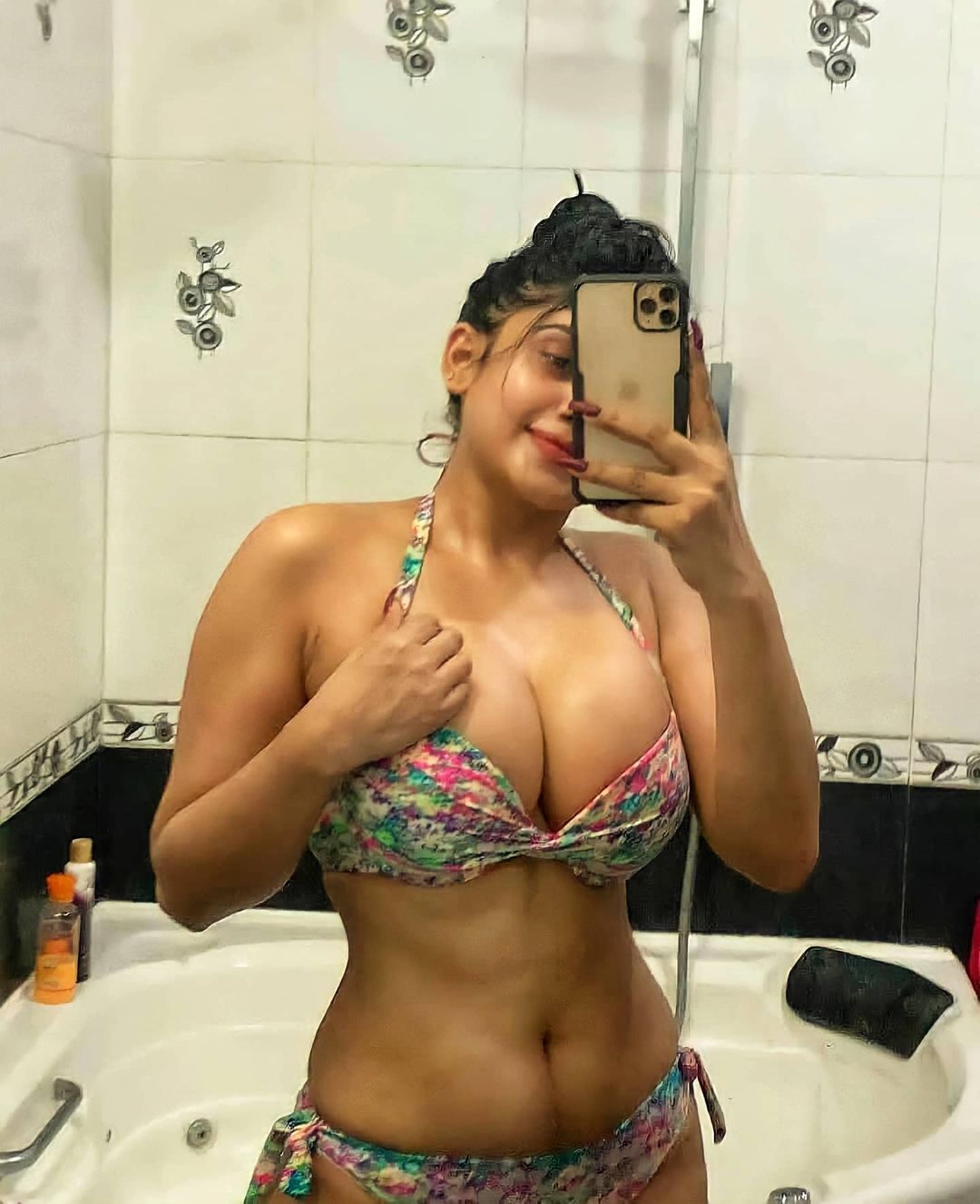 PHOTOS : எல்லை மீறிய அழகில்.. பிபியை எகிறவைக்கும் இலங்கை மாடல் அழகியின் அசத்தல் போட்டோஸ் ...