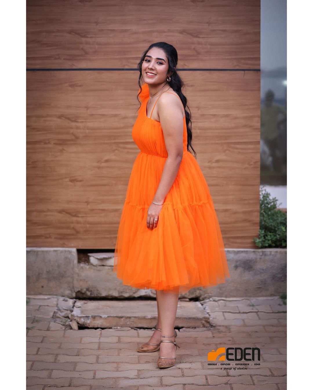 PHOTOS : ஆரஞ்சு நிற உடையில் ரசிக்க வைக்கும் சீரியல் நடிகை ...