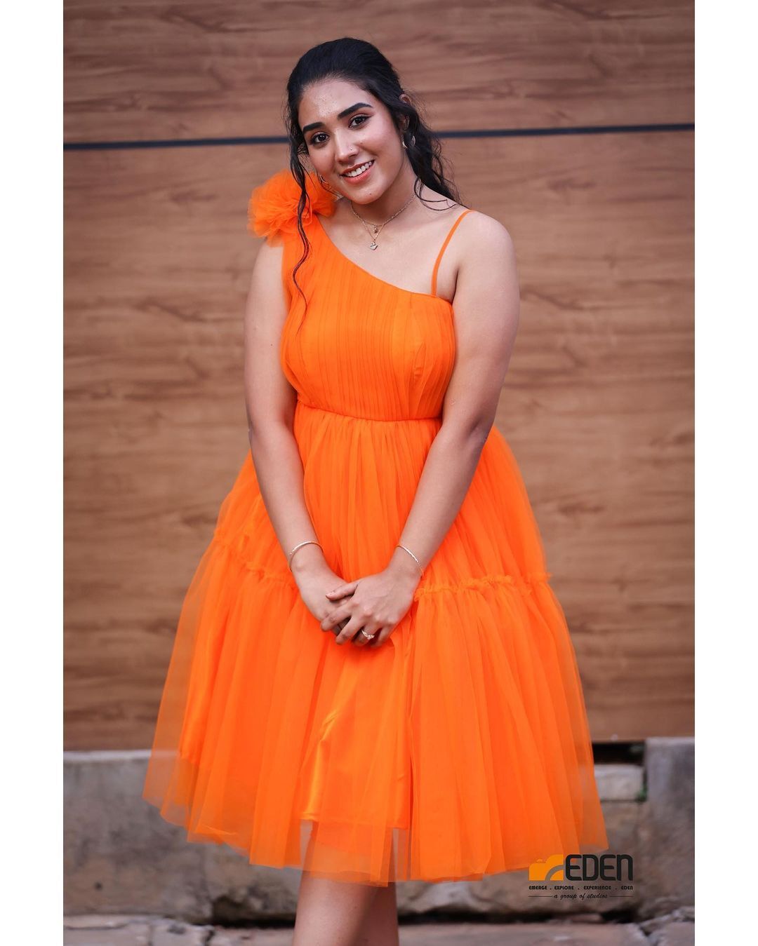 PHOTOS : ஆரஞ்சு நிற உடையில் ரசிக்க வைக்கும் சீரியல் நடிகை ...