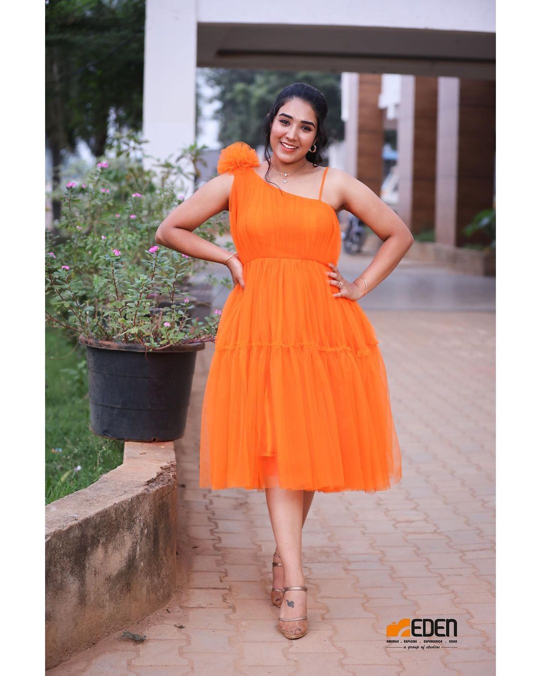 PHOTOS : ஆரஞ்சு நிற உடையில் ரசிக்க வைக்கும் சீரியல் நடிகை ...