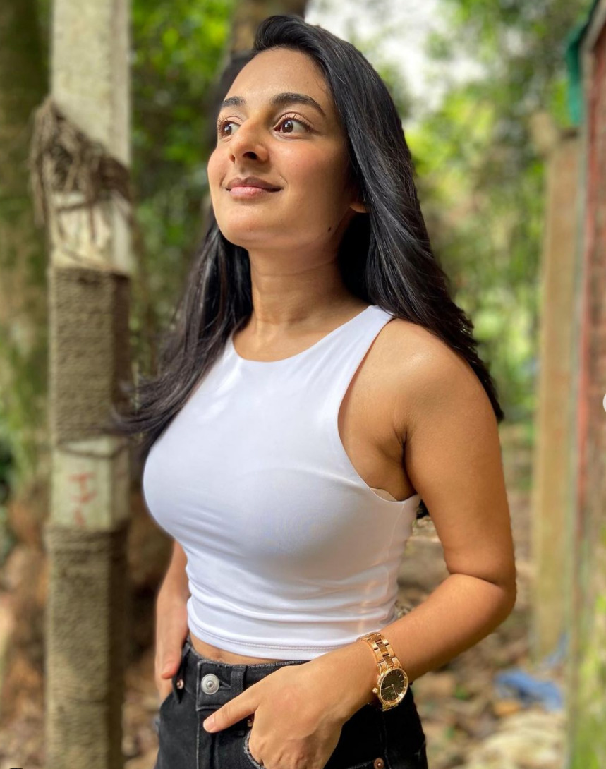 PHOTOS : யப்பா.. அந்த ஸ்மைல் இருக்கே.. 'பாபநாசம்' பட நடிகையின் அசத்தல் ...