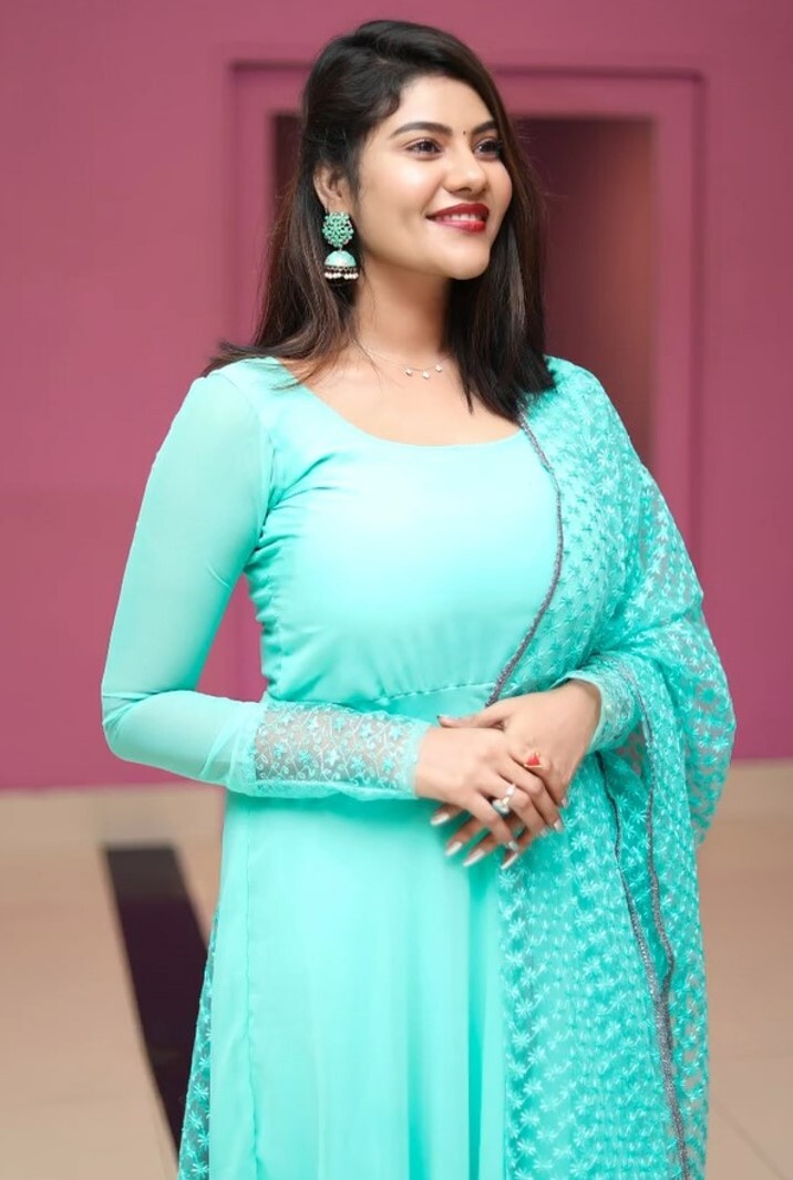 PHOTOS : அழகழகா அவ தெரிவா..! சொக்கவைக்கும் சீரியல் நடிகை நிவிஷாவின் நச் ...