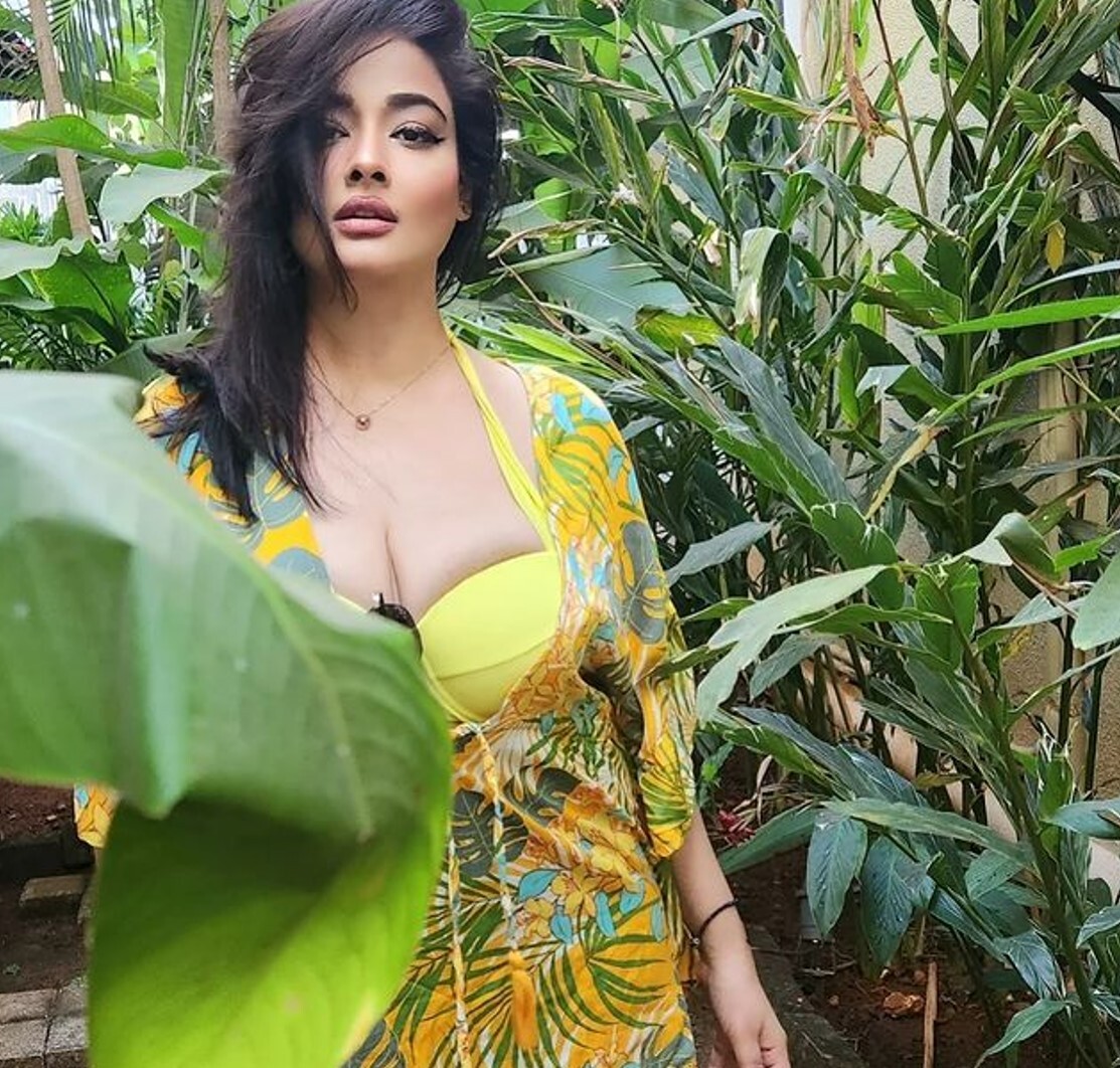 PHOTOS : கண்ணாடி வைக்கிற இடமா அது? பிகினியில் ஏங்கவைக்கும் கிரணின் கலக்கல் போட்டோஸ்.. | Stunning ...