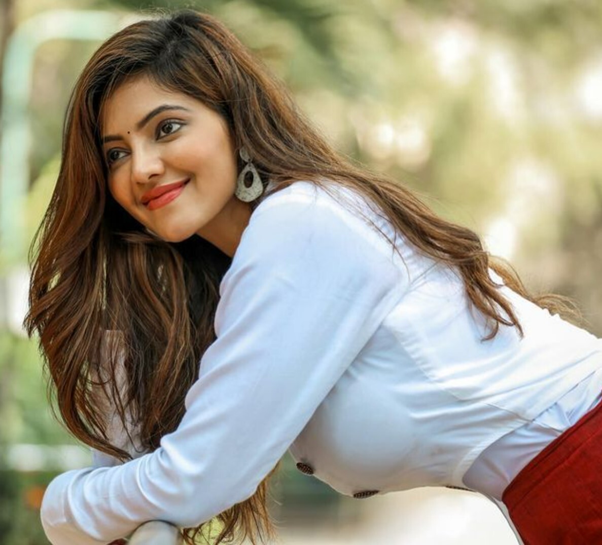 PHOTOS : ஆளை அசத்தும் அதுல்யா.. கலர்புல் உடையில் விதவிதமான ...