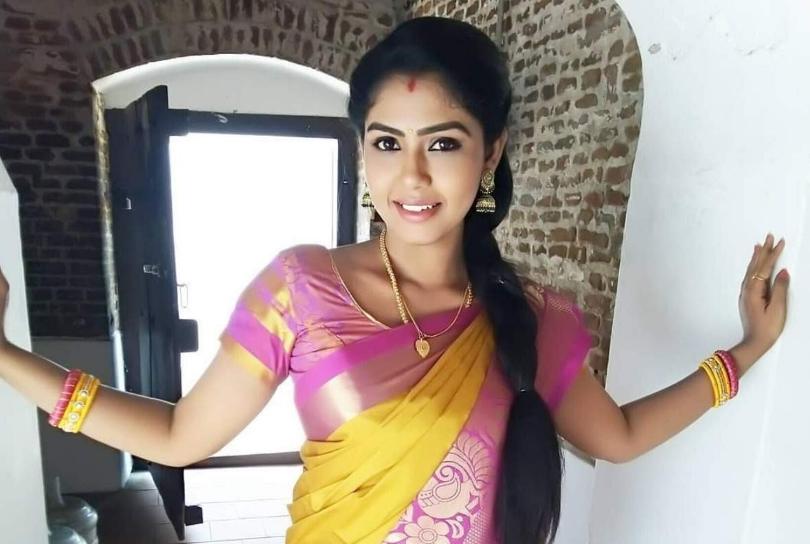 PHOTOS : ஸ்லீவ்லெஸ் உடையில்.. சீரியல் நடிகை ஹேமாவின் லேட்டஸ்ட் ...