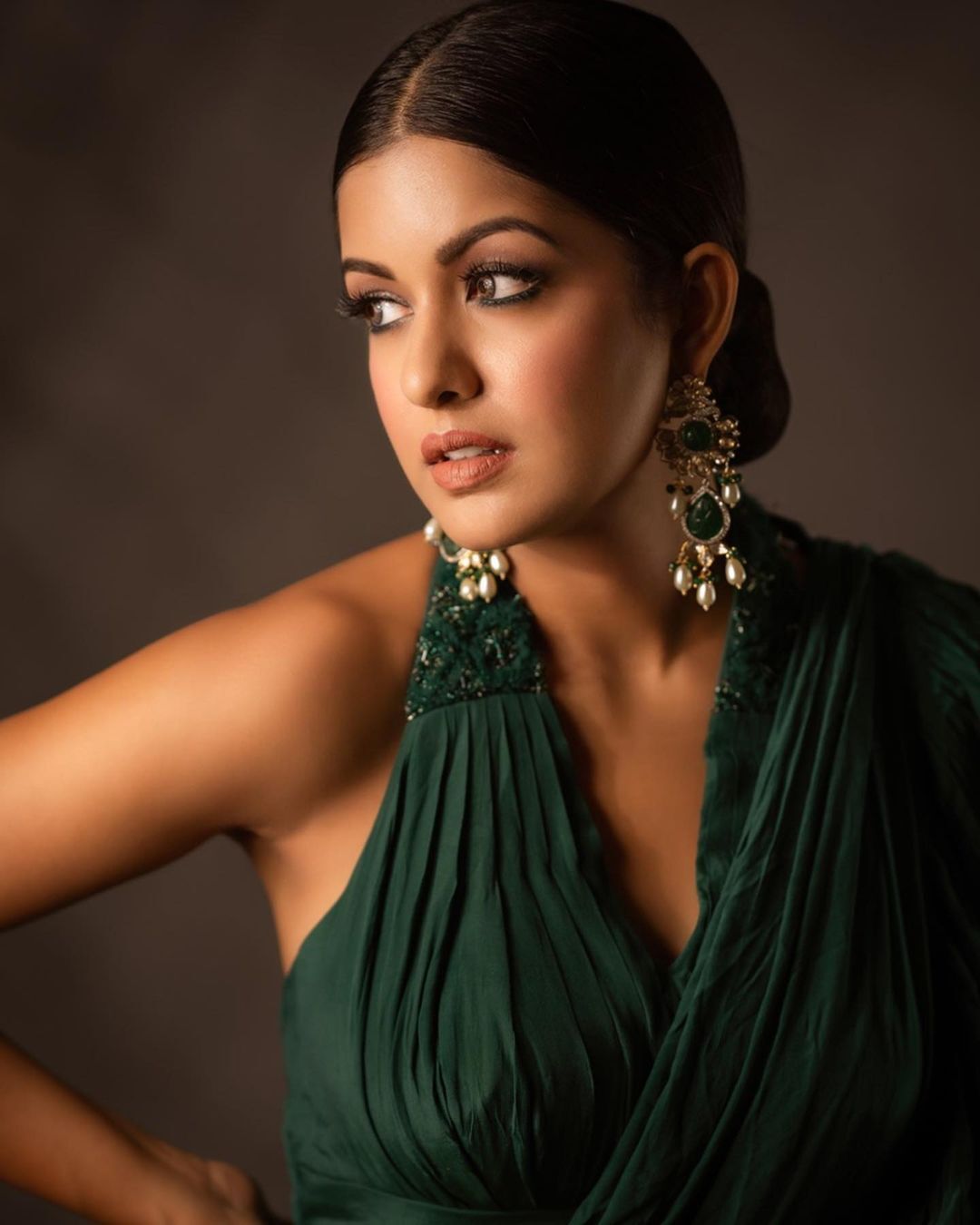 ग्रीन साड़ी में इशिता दत्ता ने बिखेरे हुस्न के जलेवे, पोज देते हुए ...