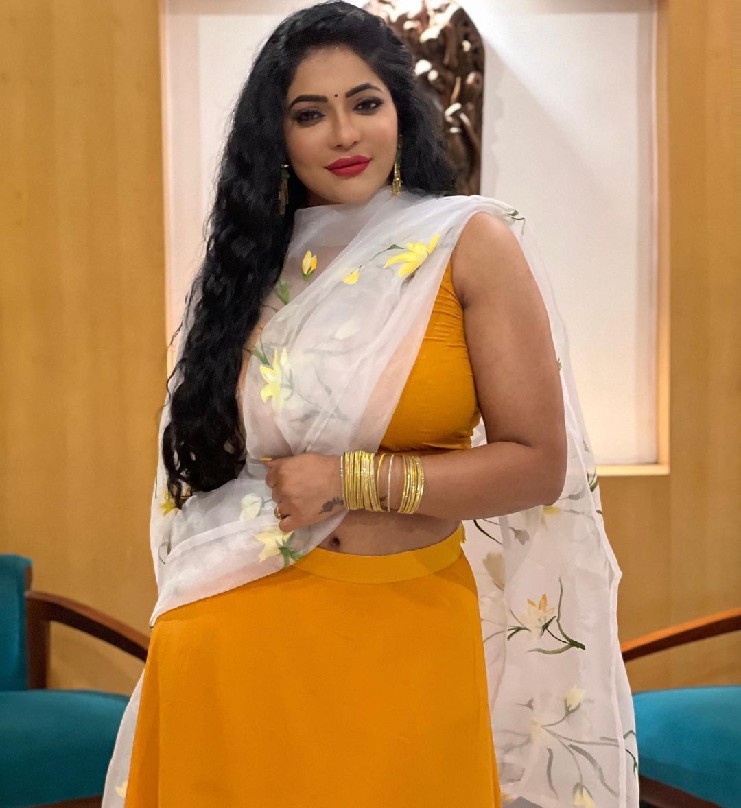 PHOTOS : செதுக்கி வச்ச சிலையாய்.. இளசுகளை சுண்டியிழுக்கும் ரேஷ்மாவின் ...
