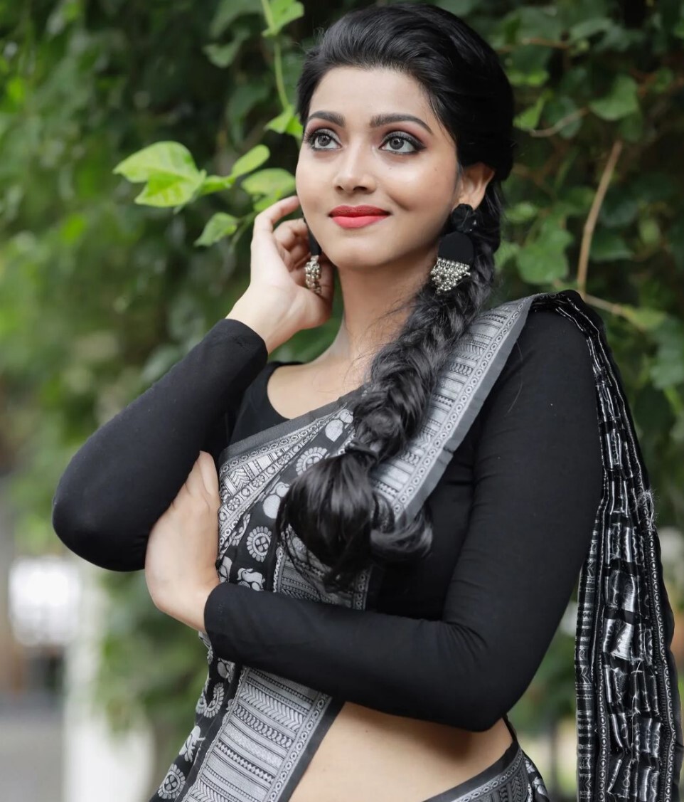 PHOTOS : தாவணி போட்ட தீபாவளி.. தெறிக்கவிடும் அழகில் தனன்யா..! | Traditional Outfit Pics Of ...