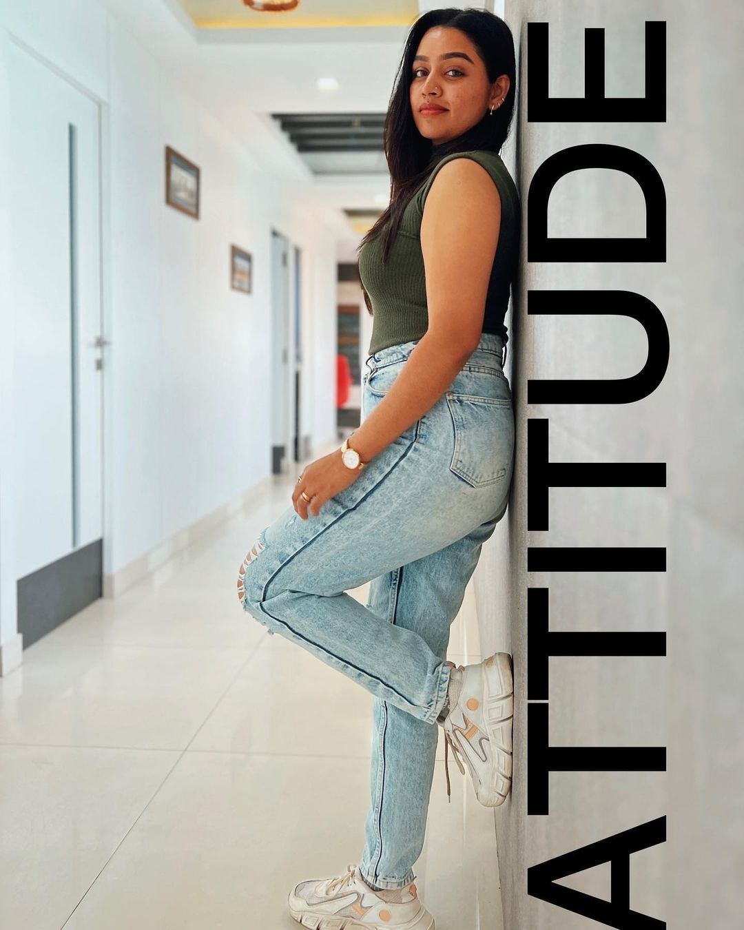 PHOTOS : ஸ்லீவ்லேஸ் டி-ஷர்டில்.. சைடு போஸில் சொக்கவைக்கும் சீரியல் நடிகை காயத்ரி யுவராஜ் ...