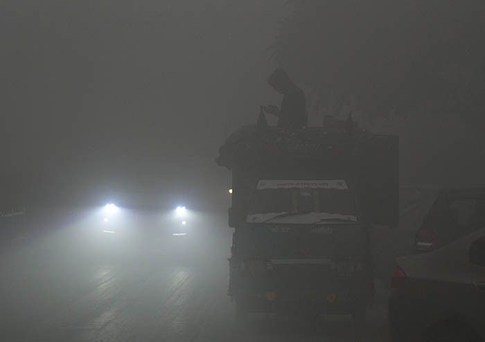 Thick Layer Of Fog On A Cold Winter Morning In New Delhil; See Photos ...