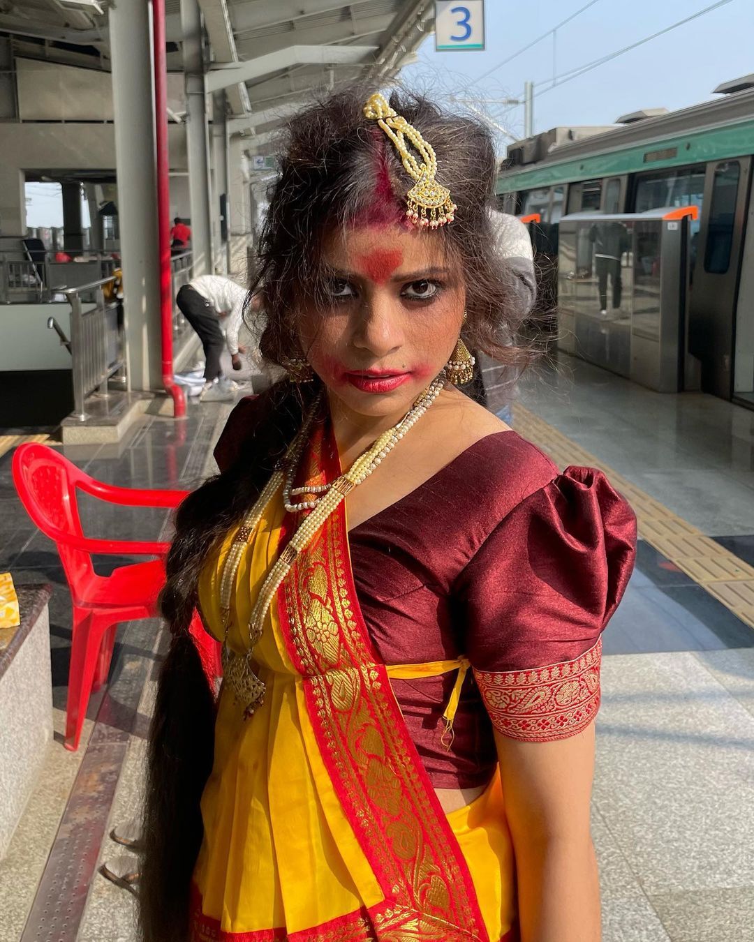 नोएडा मेट्रो में मंजुलिका बन सबको डराने वाली प्रिया गुप्ता कौन हैं ...