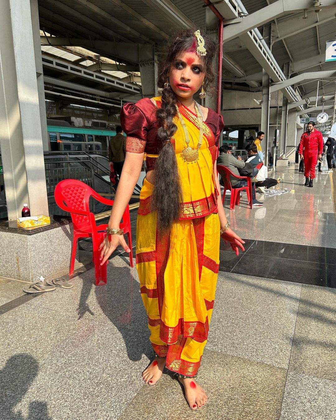 नोएडा मेट्रो में मंजुलिका बन सबको डराने वाली प्रिया गुप्ता कौन हैं ...