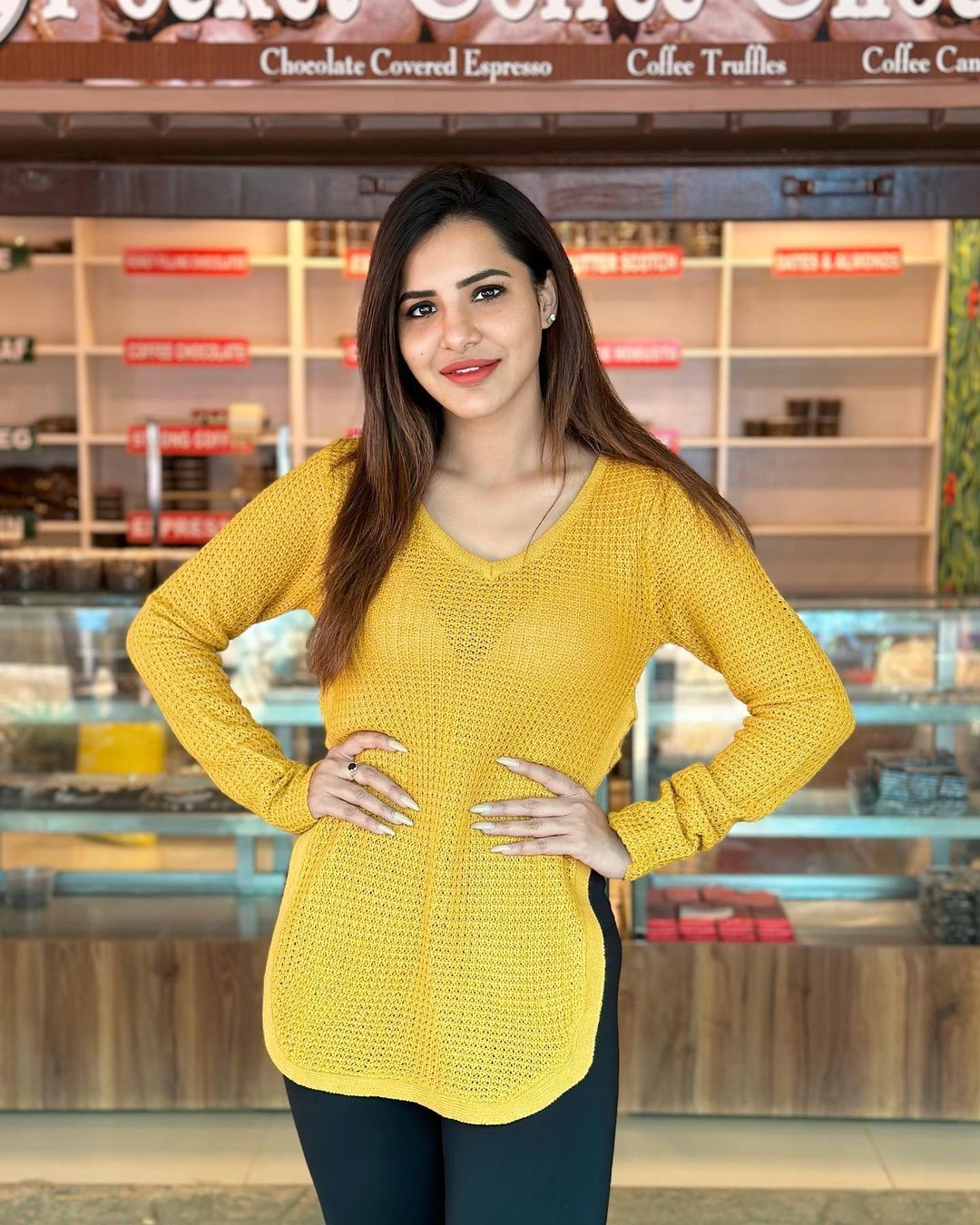అషు రెడ్డి సొగసుల ముందు చిన్న బోయిన అరకు అందాలు..! | Actress Ashu Reddy ...