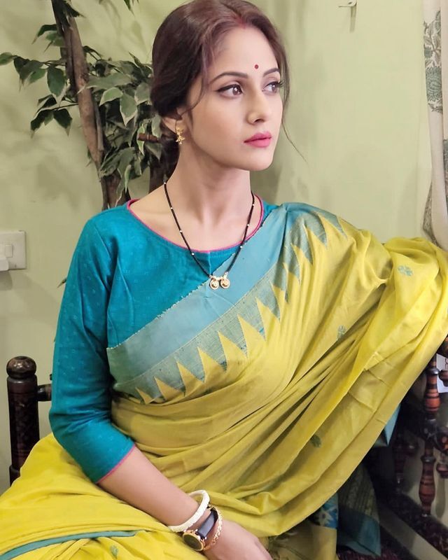 শাড়িতেও আরও মোহময়ী লাগছে অভিনেত্রী তৃণাকে, দেখুন ছবি | Latest ...