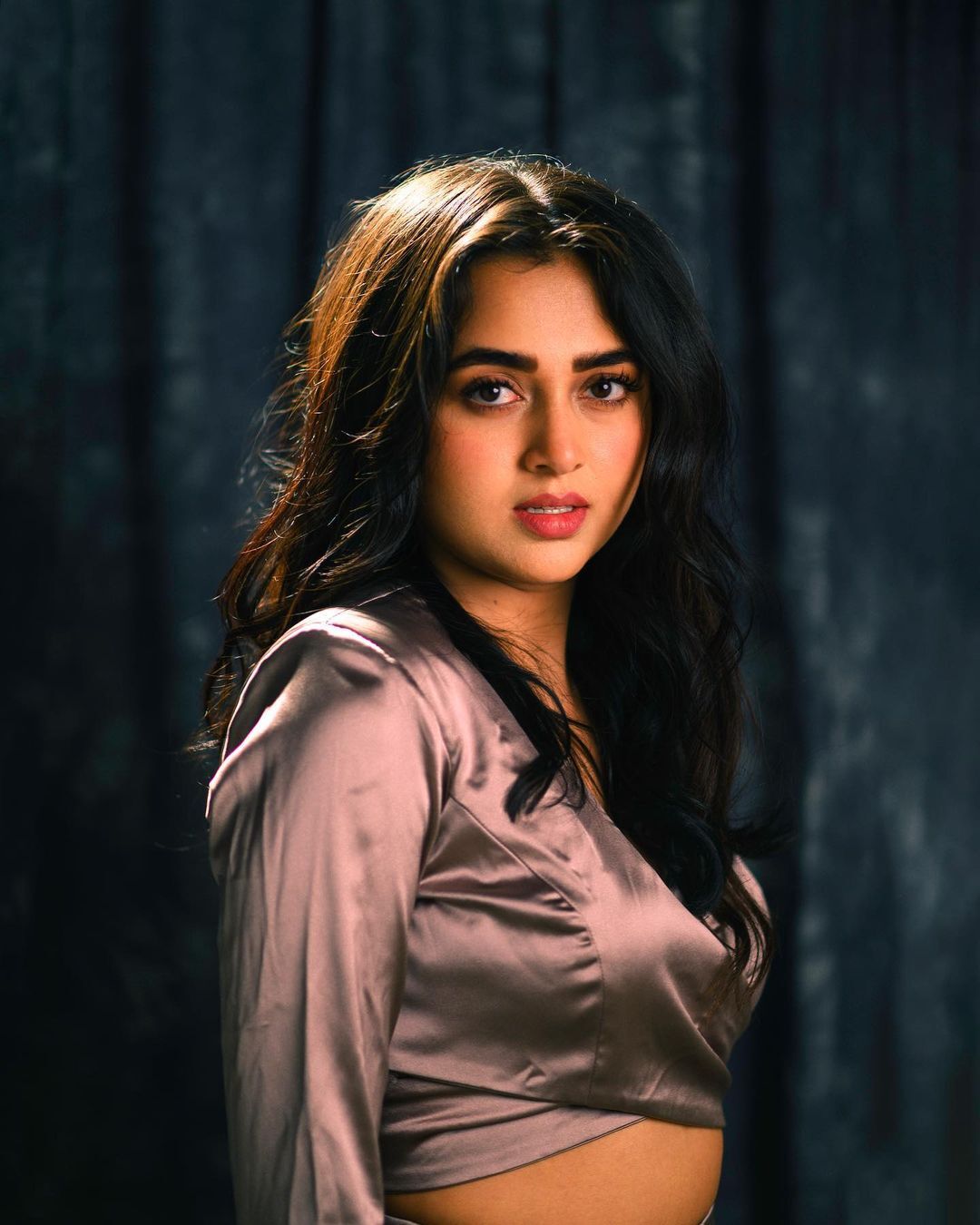 స్టన్నింగ్ లుక్స్‌తో హీటెక్కిస్తున్న తేజస్వి ప్రకాష్.. బ్యూటీ తెగ జోరుగా ఉందిలే ! | Actress ...