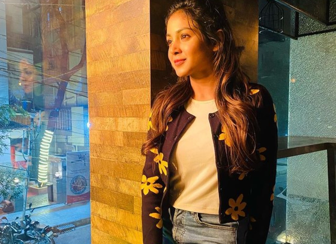 হলুদ শাড়িতে, মোহময়ী চাউনিতে কার দিকে তাকিয়ে আছেন শার্লি ...