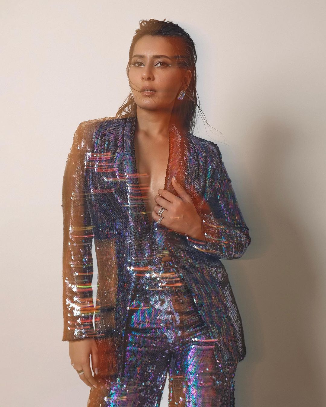 హాట్ హాట్‌గా అందాల ప్రదర్శన.. కుర్రకారుకు నిద్రలేకుండా చేస్తున్న రాశి ఖన్నా | Actress Rashii ...