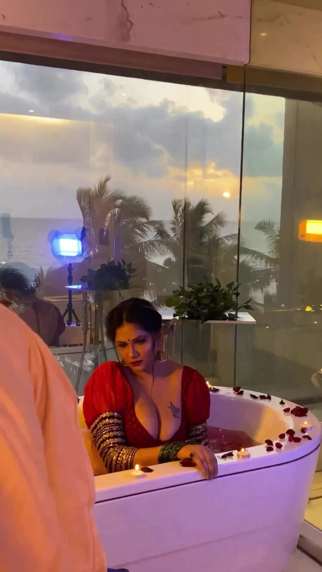 बाथटब में आभा पॉल की सिजलिंग अदाएं देखकर फैंस हुए पानी-पानी, हॉटनेस देखकर यूजर्स हुए बेकाबू ...