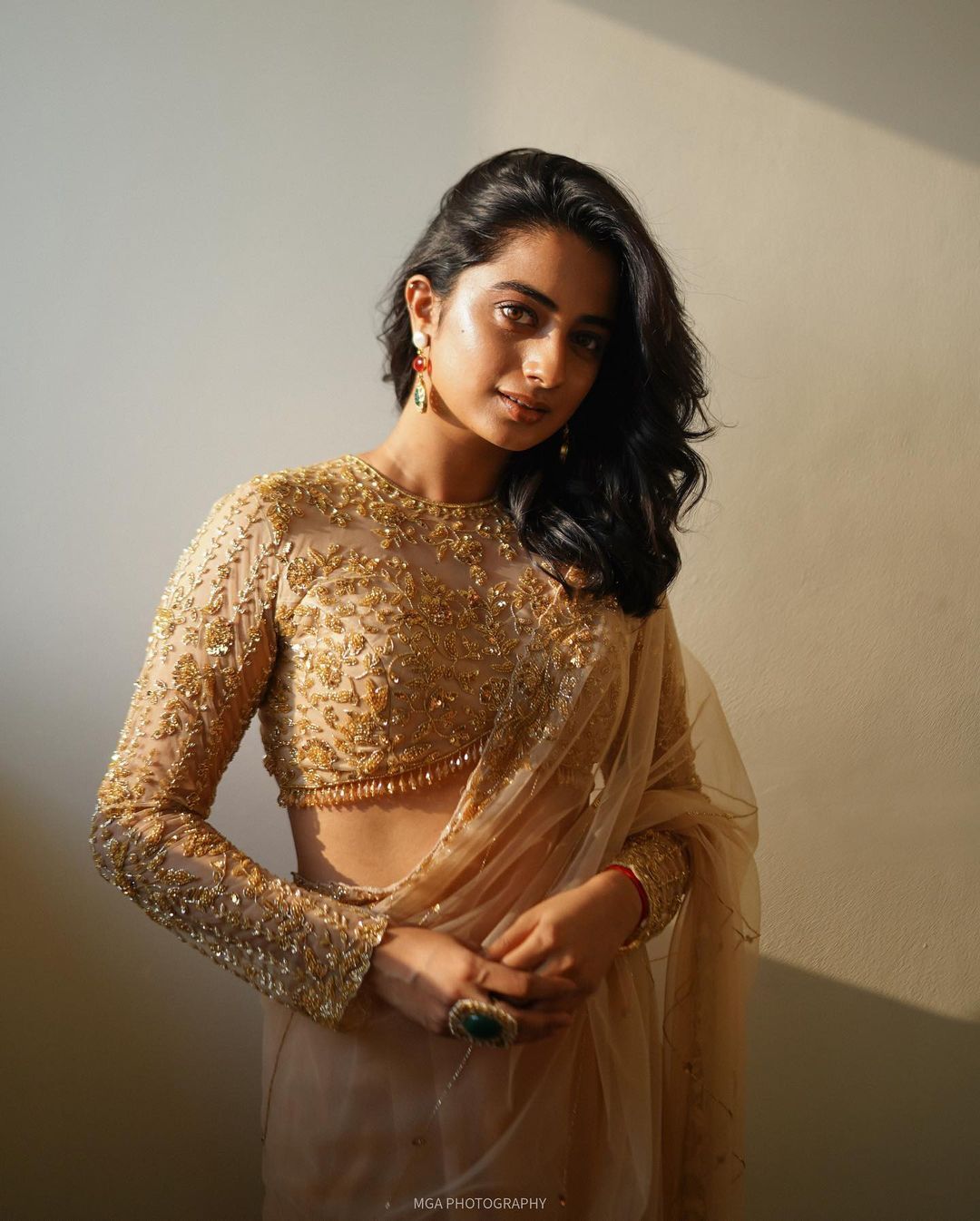 Namitha Pramod: ഗോൾഡൻ സാരിയിൽ സൂപ്പർ ലുക്കിൽ നമിത പ്രമോദ്... എൺപതുകളിലെ ...