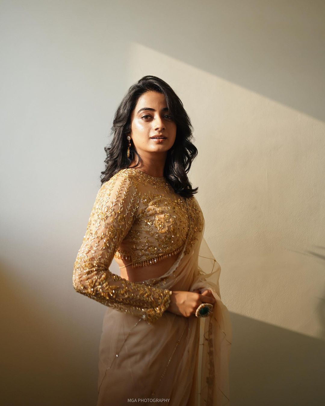 Namitha Pramod: ഗോൾഡൻ സാരിയിൽ സൂപ്പർ ലുക്കിൽ നമിത പ്രമോദ്... എൺപതുകളിലെ ...