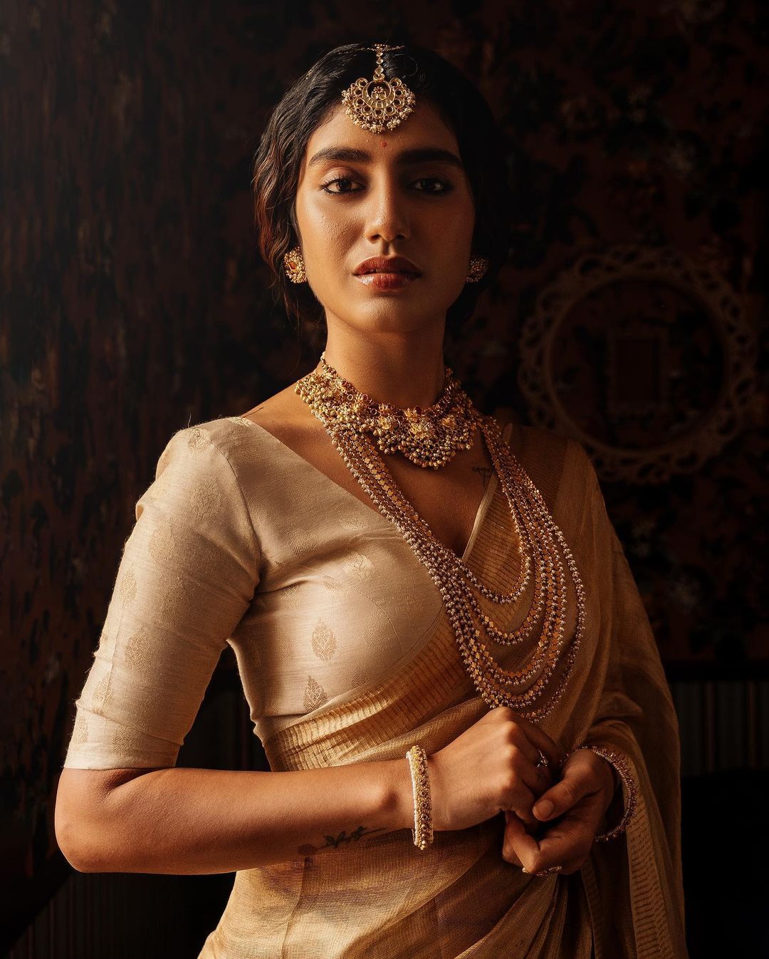 Priya Prakash Varrier: ഹോട്ട് ആന്‍ഡ് ഗ്ലാമറസ്; ഡീപ്പ് നെക്ക് ഗൗണി ...