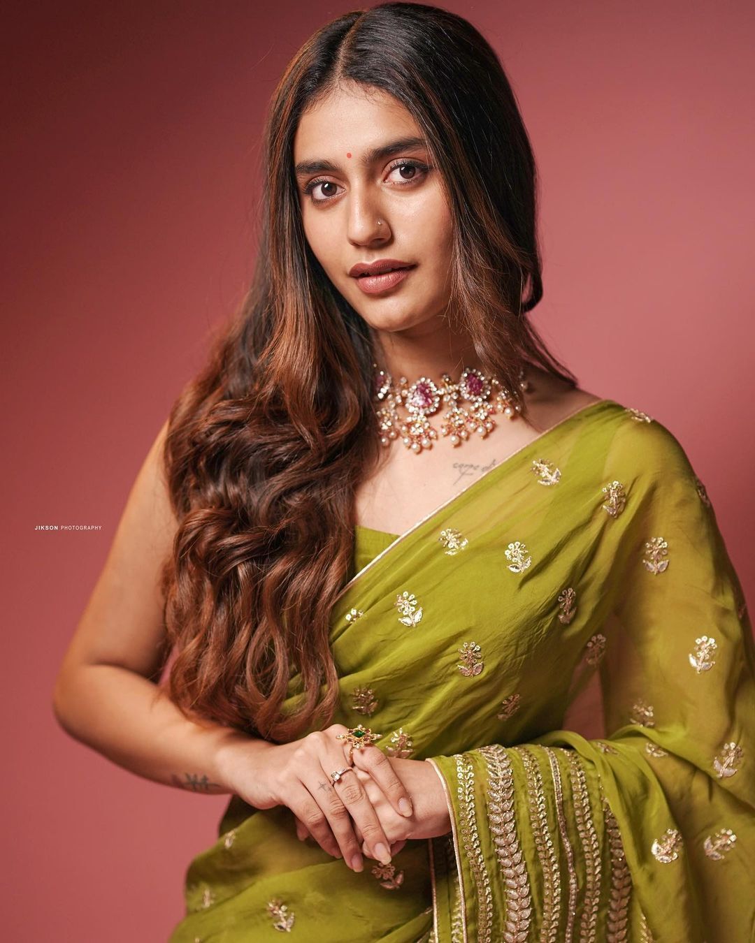Priya Prakash Varrier: വിശേഷിപ്പിക്കാൻ വാക്കുകളില്ല.... ഗ്രീൻ സാരിയി ...