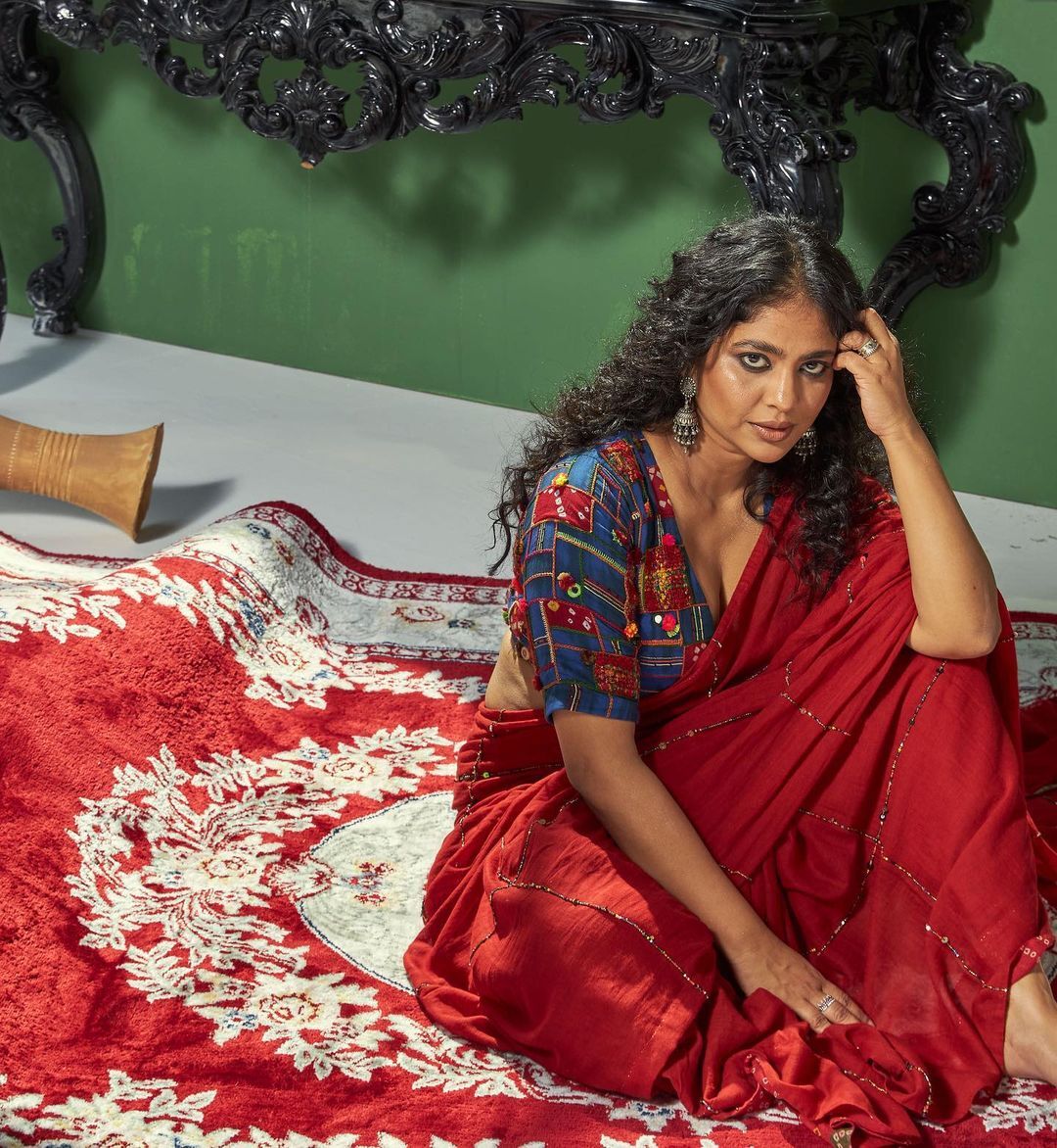 Srinda: അമ്പമ്പോ... സാരിയിൽ ഗ്ലാമറസ് ലുക്കിൽ സൃന്ദ; ആരാധകരെ ഞെട്ടിച്ച് ...