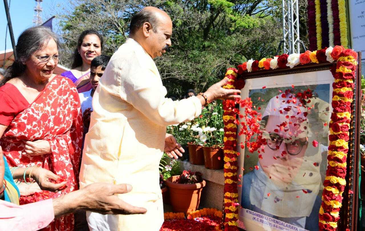 ವಿಧಾನಸೌಧದ ಆವರಣದಲ್ಲಿ ಕೆ.ಸಿ ರೆಡ್ಡಿ ಅವರ ಕಂಚಿನ ಪ್ರತಿಮೆಯನ್ನು ಅನಾವರಣಗೊಳಿಸಿದ ...