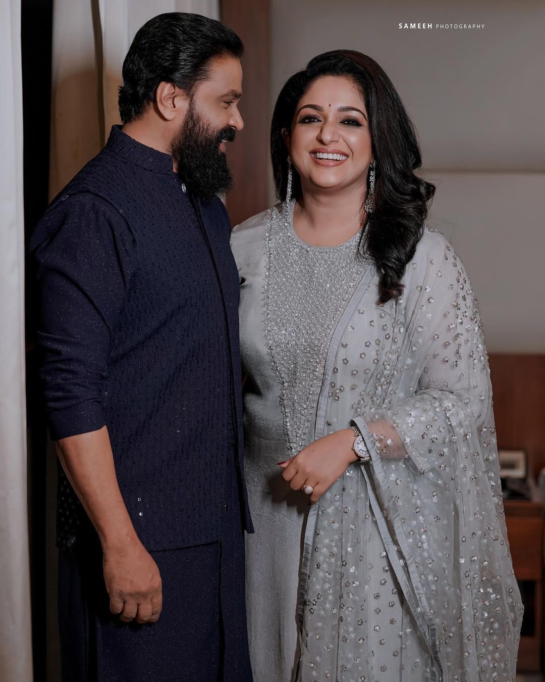 Dileep and Kavya: സൂപ്പർ ലുക്കിൽ ദിലീപ്, ചേർന്ന് നിന്ന് കാവ്യ... സോഷ്യ ...