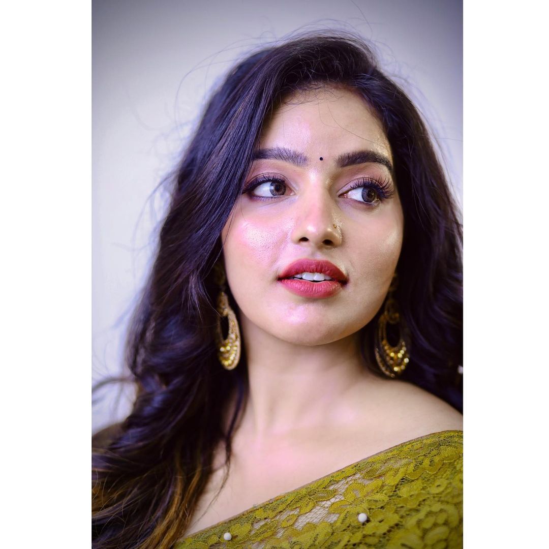 Malavika Menon: വീണ്ടും മാളവിക... സാരിയിൽ കലക്കൻ ലുക്കുമായി മോളിവുഡ് സൂന്ദരി, ചിത്രങ്ങൾ കാണാം ...