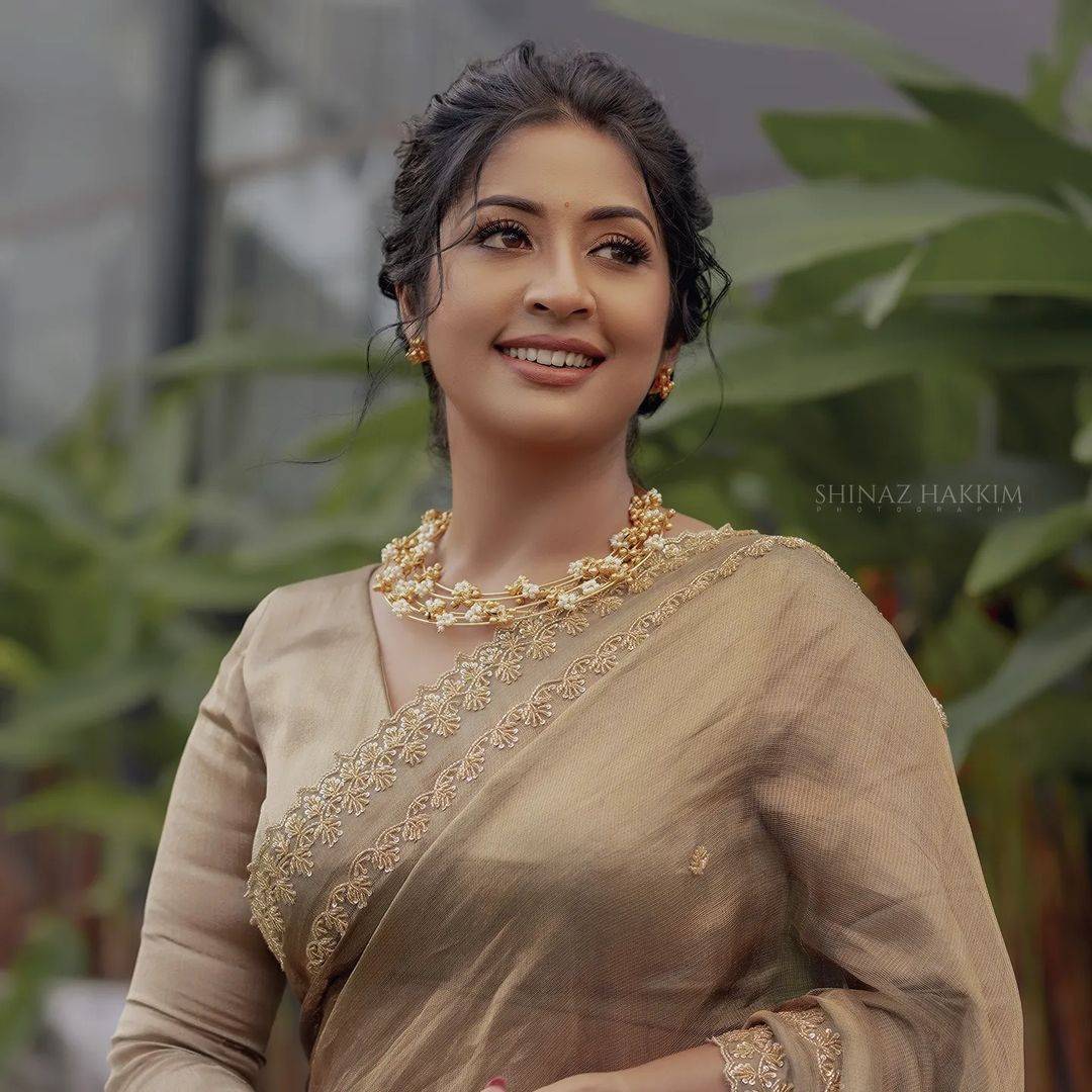 Navya Nair: ഗോൾഡൻ ബ്യൂട്ടി... ബോളിവുഡ് സുന്ദരിമാരെ തോൽപ്പിക്കുന്ന ലുക്കുമായി നവ്യ നായർ, ചിത്രങ്ങ ...