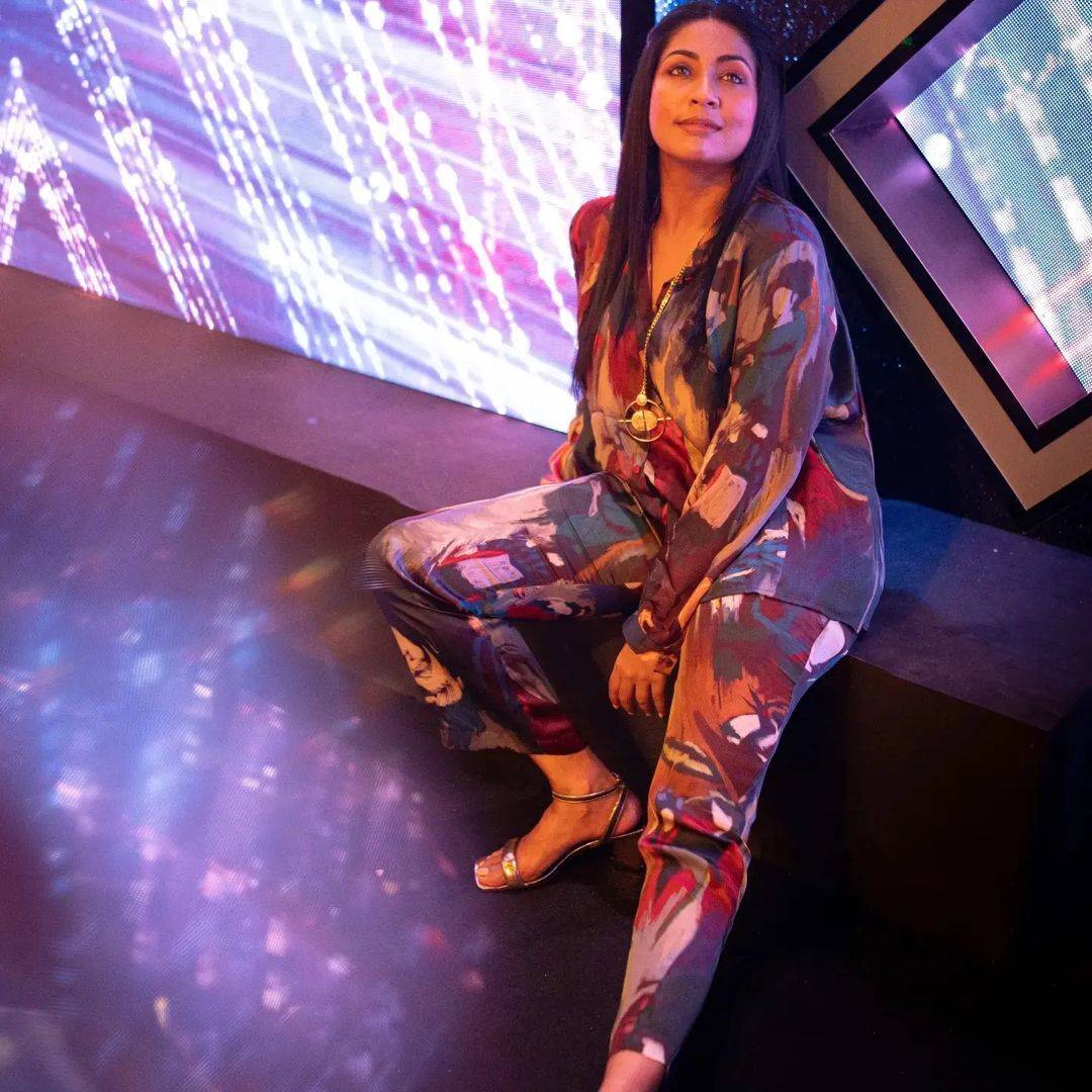 Navya Nair: പാർട്ടി മൂഡ് ഓൺ... പുത്തൻ വൈബിലുള്ള ചിത്രങ്ങളുമായി നവ്യ നായർ, സ്റ്റൈലൻ മേക്കോവറി ...