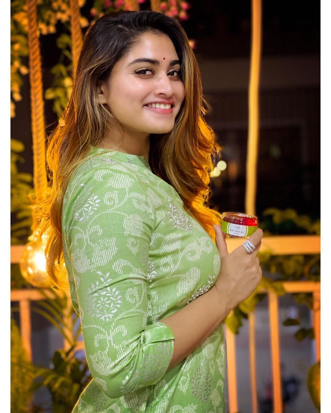 PHOTOS : மாயம் செய்யும் மாயக்காரி.. பார்வையாலே கிறங்கடிக்கும் ஷிவானி ...