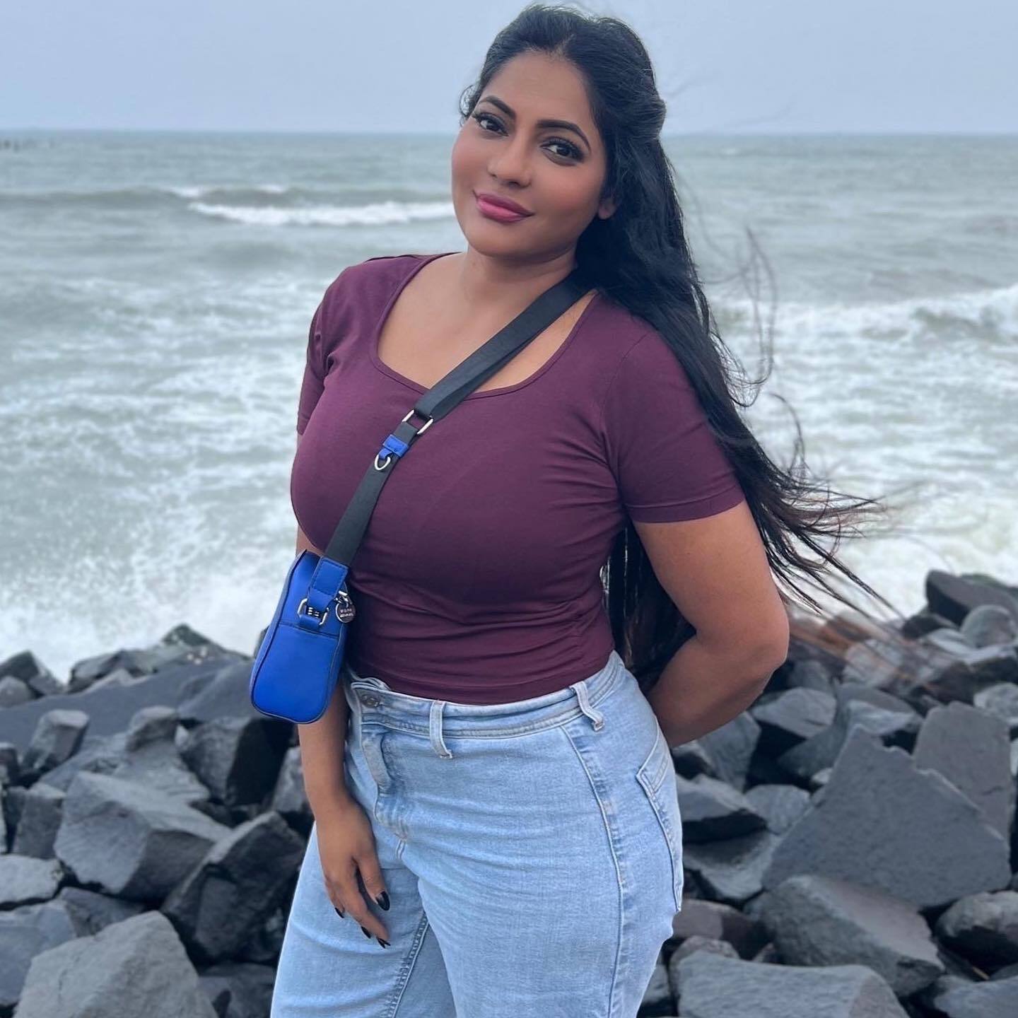 PHOTOS : டைட் டி-ஷர்டில்.. கடற்கரையில் குளுகுளு காற்று வாங்கும் ...