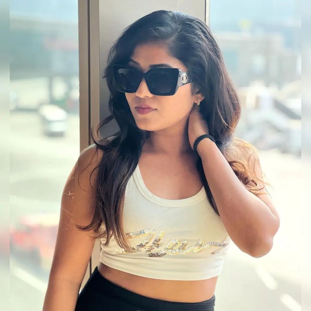 photos : கருப்பு கலர் புடவையில் சொக்கவைக்கும் அழகு.. நடிகை கிரஸ்டென் ...