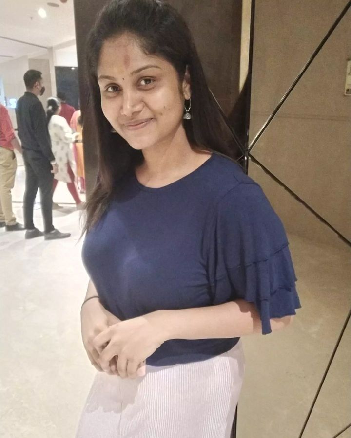 PHOTOS : ரோஜாவை தாலாட்டும் தென்றல்.. விஜய் டிவி ரோஜா ஸ்ரீயின் கலக்கல் ...