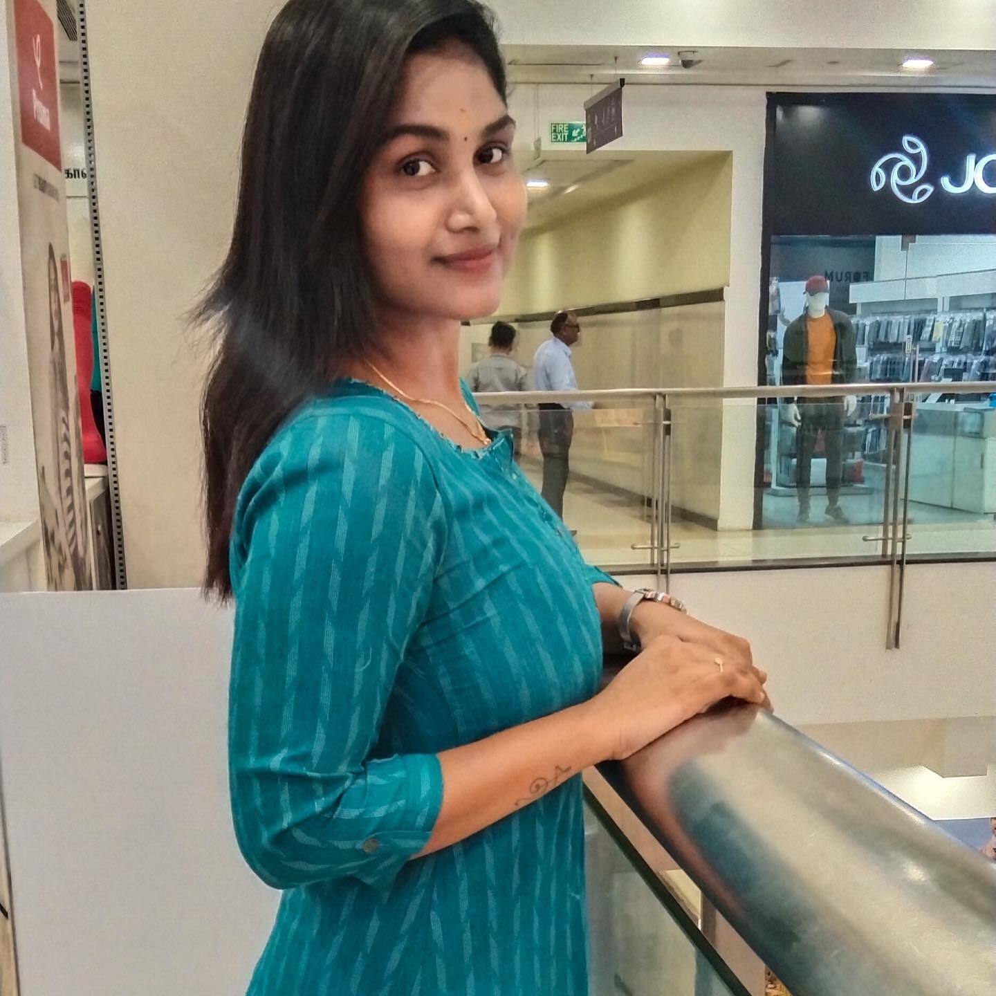 PHOTOS : ரோஜாவை தாலாட்டும் தென்றல்.. விஜய் டிவி ரோஜா ஸ்ரீயின் கலக்கல் போட்டோஸ்.. | Vijay Tv Roja ...