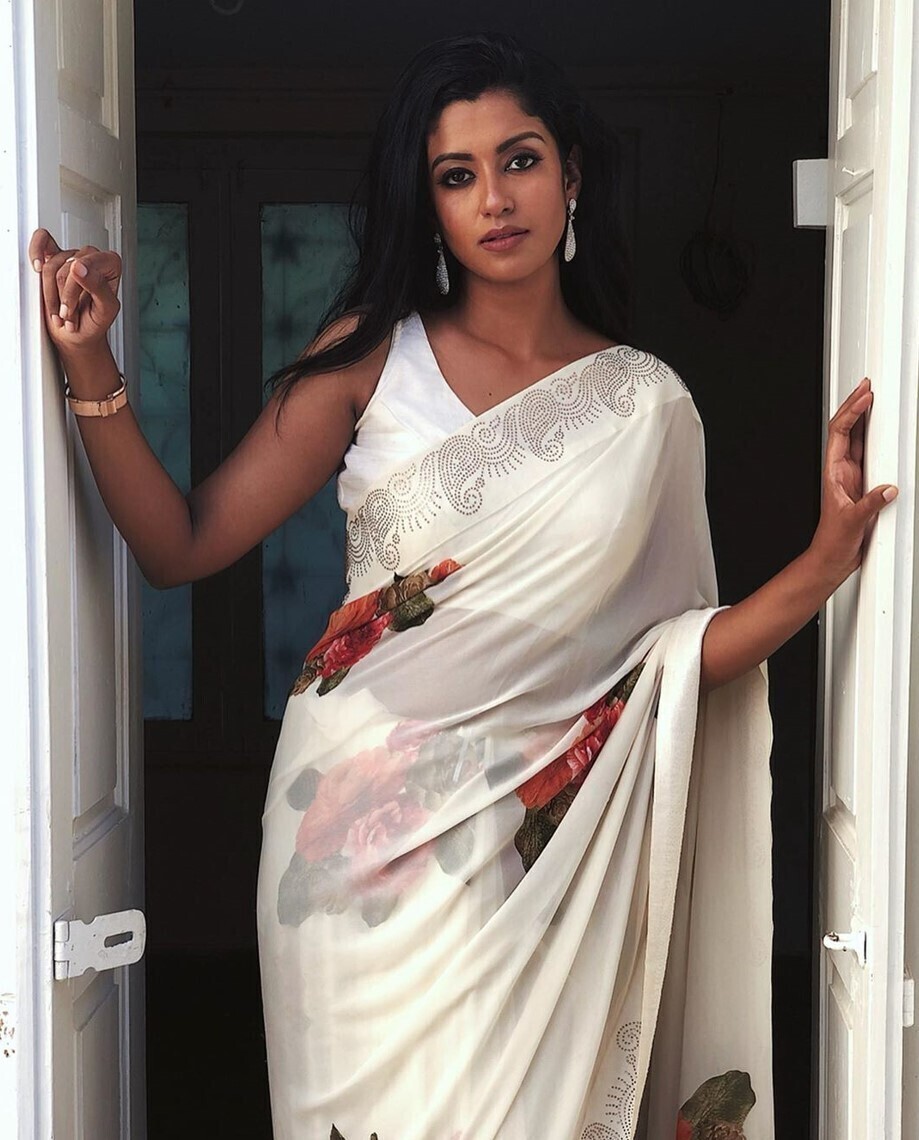 PHOTOS : குலுக்கி வச்ச கோகோ கோலா போல.. சீரியல் நடிகை ரோஷ்னியின் ...