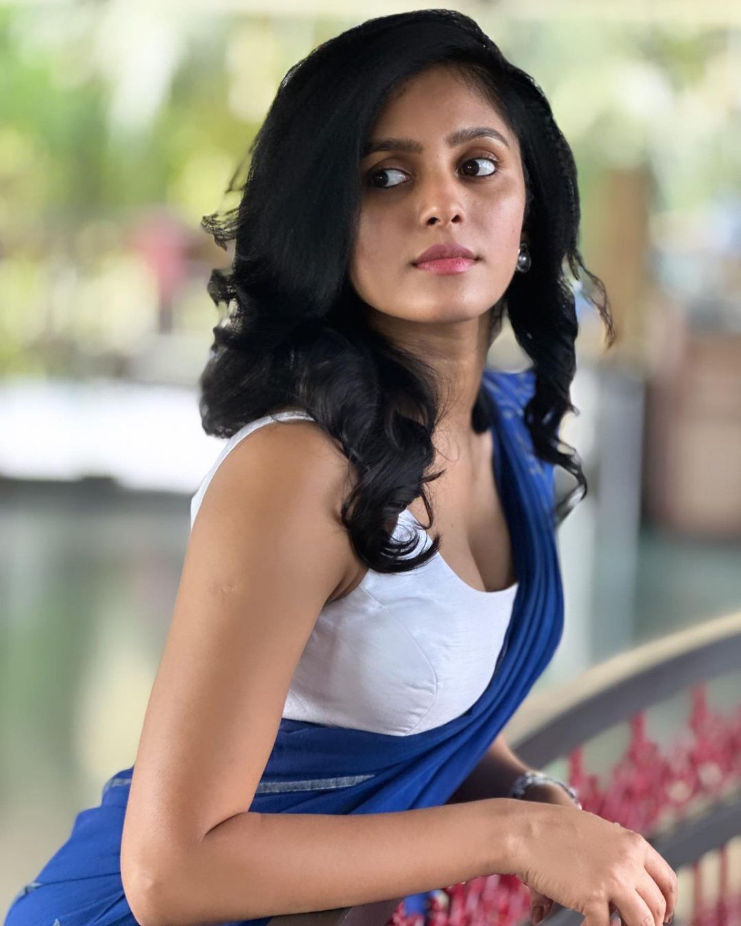 photos : டாப் ஆங்கிளில் மனதை மயக்கும் லியோனிலா ஸ்வேதா.. கலக்கலான பிக்ஸ் ...